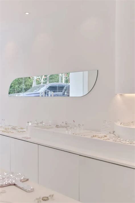 화이트톤 고급스러운 모던 미니멀 7평 악세사리 브랜드 팝업 쇼룸 인테리어 용산구 한남동