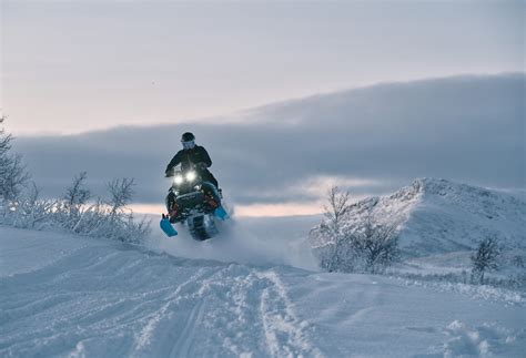 Lynx Unleashes Its 2026 Commander Re Sled Onto North America Heres