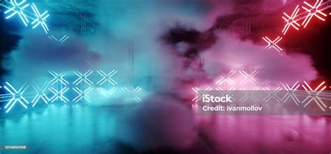 과학 Fi 복고풍 미래 지향적인 현대 연기 안개 스테이지 클럽 빈 건설 빛나는 보라색 핑크 블루 네온 그런 지 구체적인 반사 층 배경 3d 렌더링 조명 장식에 대한 스톡