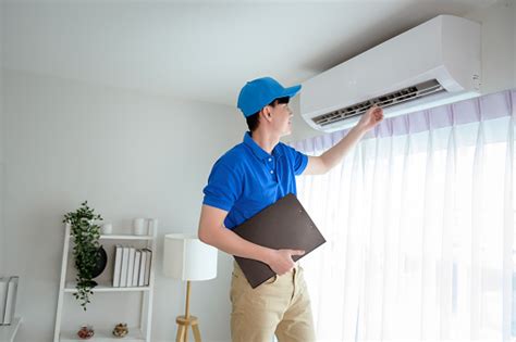 파란색 유니폼 검사를 입고 집에서 에어컨을 청소하는 아시아 젊은 기술자 서비스 맨 가정 생활에 대한 스톡 사진 및 기타 이미지 가정 생활 가정용 장비 검사 보기