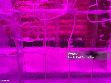 벽돌 벽의 형태로 만들어진 얼음의 큰 조각 투명 푸른 빛에 의해 조명 텍스처 어두운 배경 0명에 대한 스톡 사진 및 기타 이미지 Istock