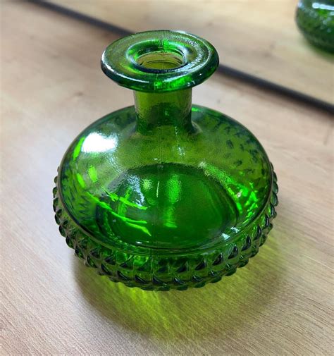 Маленькая зеленая вазочка