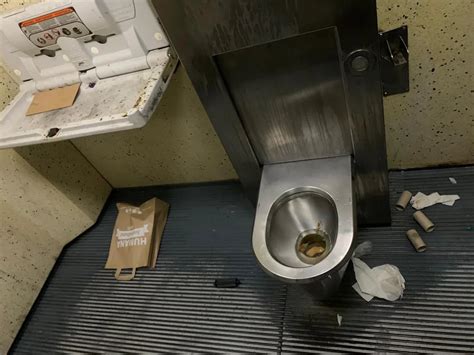 Heces Vómitos Jeringuillas Los Conductores De Autobuses De La Emt Piden Más Baños Propios