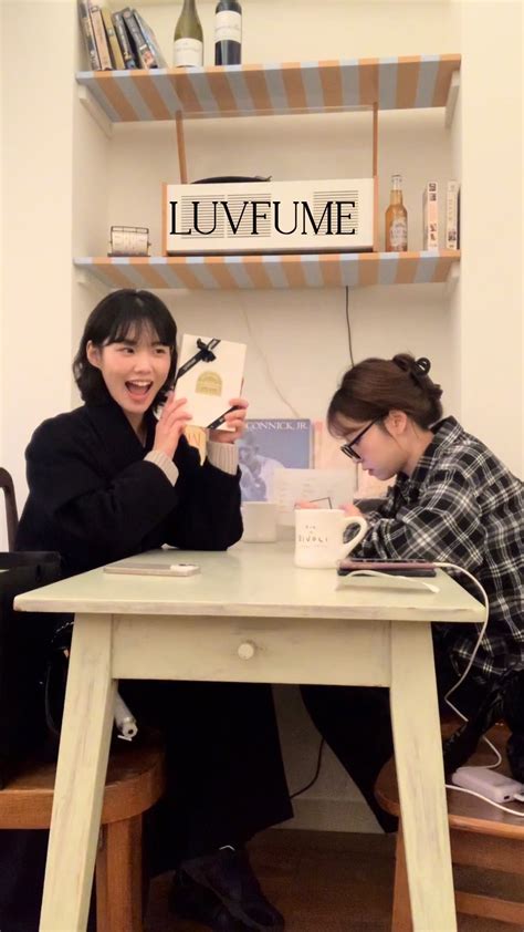 소연 Freelance Model 광고 제 오랜 버킷리스트 중 하나가 전세계 디즈니랜드 가보기인데요 🎡외국이 아닌 아주아주 가까운 성수에서 만나본 디즈니 ️바로