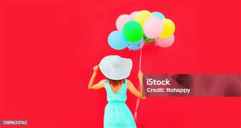 드레스를 입은 화려한 풍선 빨간색 배경에 여름 밀짚 모자 광고 텍스트를위한 빈 복사 공간을 가진 후면보기 여성 25 29세에 대한 스톡 사진 및 기타 이미지 Istock