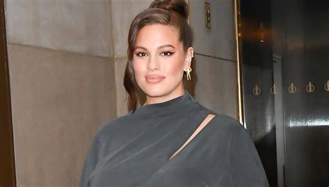 Créée à Limage De Dieu Ashley Graham Se Filme Nue Dans Son Lit