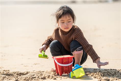 한 소녀가 해변에서 모래놀이를 하는 플라스틱 도구를 만든다 6 7 살에 대한 스톡 사진 및 기타 이미지 6 7 살 경관 교육 Istock