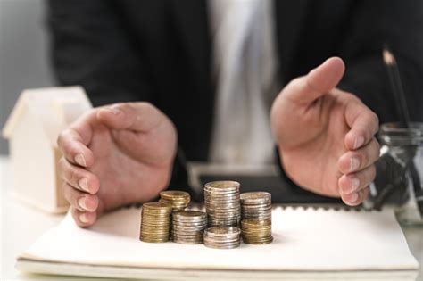 업무용 책상에 쌓인 은화와 금화 비즈니스 성장 및 투자를 위한 돈 개념에 대한 스톡 사진 및 기타 이미지 개념 개념과 주제 경제 Istock