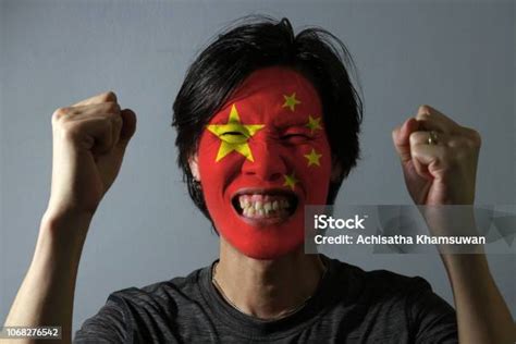 중국의 국기와 함께 남자의 명랑 초상화 회색 배경에 그의 얼굴에 그린 스포츠 또는 민족주의의 개념입니다 국기에 대한 스톡 사진 및 기타 이미지 Istock
