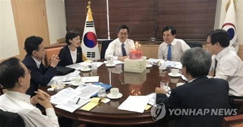 이주열 한은총재 깜짝 생일파티