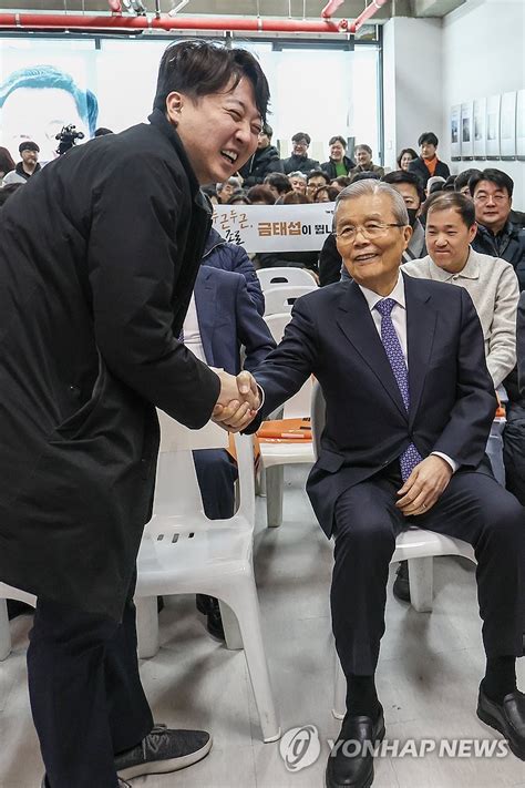 악수하는 이준석 김종인 연합뉴스