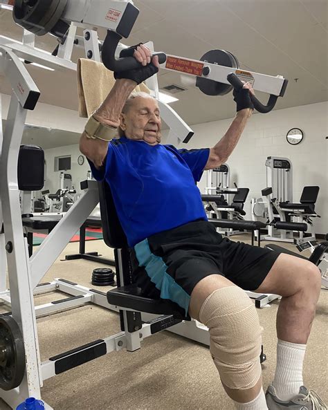 Old Man Working Out 100 Year Old Man Still Works Out In A Gym Shares
