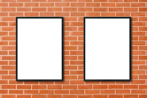 방에 붉은 벽돌 벽 바탕에 걸려 빈 포스터 액자를 조롱사용할 수 있는 모의 몽타주 제품에 대 한 표시 하 고 키 비주얼 레이아웃 디자인 실내 배경에서 포스터를 비웃는 다 0