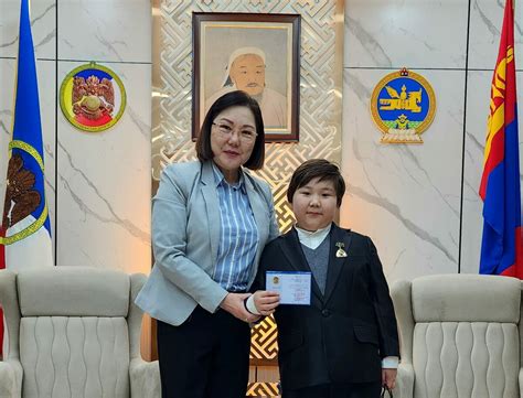 Дуучин Л Ган Эрдэнийн хүү Сүхбаатар дүүргийн шилдэг хүүхдээр тодорчээ