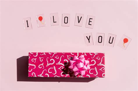 나는 분홍색 배경과 빨간 마음에 쓰여진 텍스트를 사랑해요 해피 발렌타인 데이 사랑의 주제 나무 편지 블록 사랑 긍정적 인 감정 전용 관계인사말 카드 0명에 대한 스톡 사진