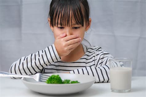 아이들은 야채를 먹는 것을 좋아하지 않습니다 건강한 야채를 먹기를 거부하는 귀여운 아시아 소녀 어린이를 위한 영양과 건강한 식습관 사람들에 대한 스톡 사진 및 기타 이미지