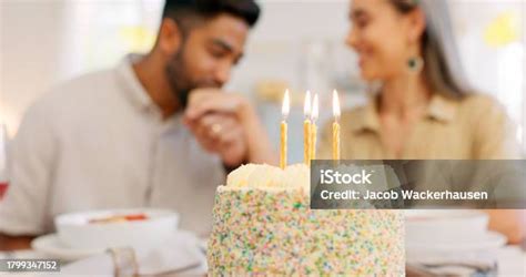 케이크 기념일 또는 생일 커플 축하 및 핸드 키스와 함께 집에서 사랑으로 촛불 미소 행복한 사람들은 지원과 보살핌이 있는 집에서 저녁 식사 데이트와 음식으로 흐려집니다 생일