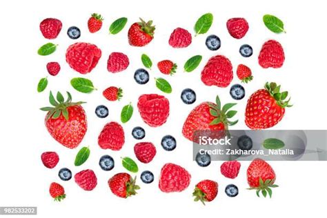 딸기와 딸기 패턴 흰색 배경에 고립 된 다양 한 신선한 딸기 닫습니다 딸기 민트 라즈베리와 블루베리 N 플 라 잉 개체 그룹에 대한 스톡 사진 및 기타 이미지 Istock