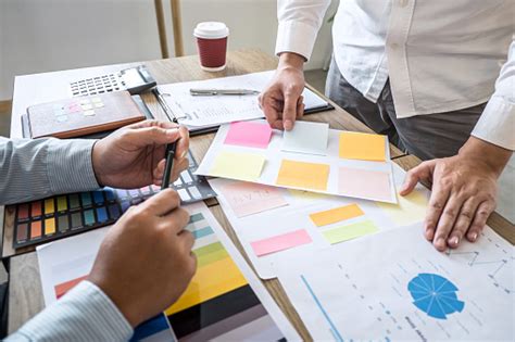 파트너 재무 및 회계 개념과의 비즈니스 만들기 대화의 투자 프로젝트 작업 및 전략 기획 회의비즈니스 팀 캐주얼 프리젠 테이션