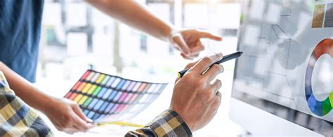 현대 사무실에서 작업 하는 그래픽 태블릿 및 컬러 스와에 스케치 젊은 인테리어 그래픽 디자이너 작업 하우스 프로젝트의 팀 디자인