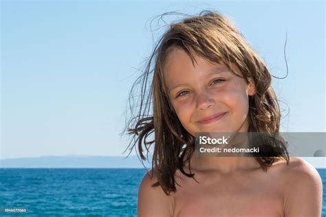 En Vacker Flicka Som Poserar På En Strand Vid Havet Foton Och Fler
