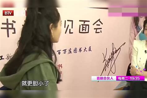 关晓彤后台偶遇鹿晗，两人下意识反应太真实，导演组竟忘了剪
