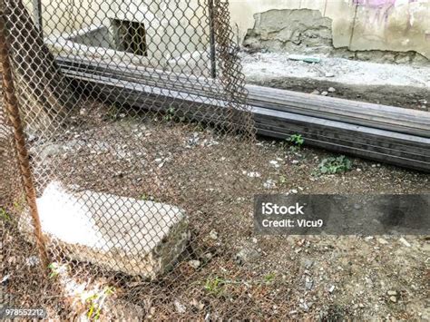 철 망 콘크리트 블록 및 바닥에 알루미늄 각도 타운 하우스 야드 강철에 대한 스톡 사진 및 기타 이미지 강철 개발 건물 정면 Istock