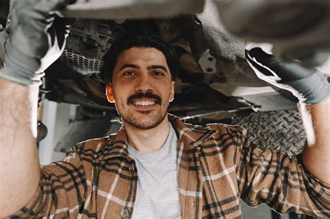 자동차 정비사는 자동차 서비스에서 자동차의 주행 장치를 수리합니다 25 29세에 대한 스톡 사진 및 기타 이미지 25 29세 건강 진단 건강관리와 의술 Istock