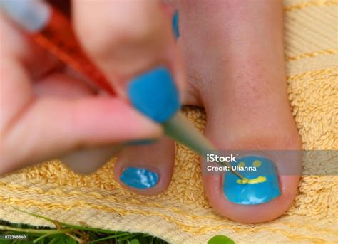 에 나 멜 Laque 브러시와 십 대 여자 손 그녀의 발가락 페디큐어 발 러시아에 대한 스톡 사진 및 기타 이미지 러시아 발톱 사람들 Istock