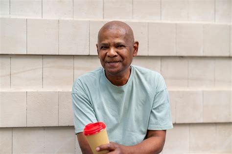 흑인 남자의 외부 초상화 무료 사진