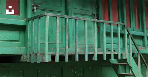 녹색 금속 울타리 사진 Unsplash의 무료 히마찰프라데시 이미지