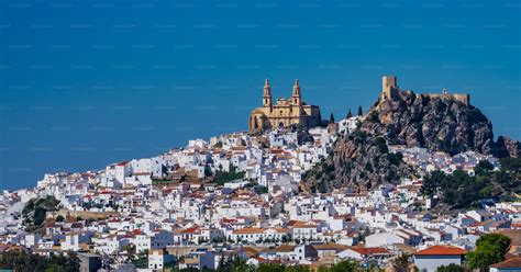 아름다운 하얀 마을 중 하나인 올베라 마을 스페인 안달루시아의 푸에블로스 블랑코스의 전망 무어풍의 요새와 하얗게 칠해진 마을이 내려다보이는 신고전주의 양식의 대성당이
