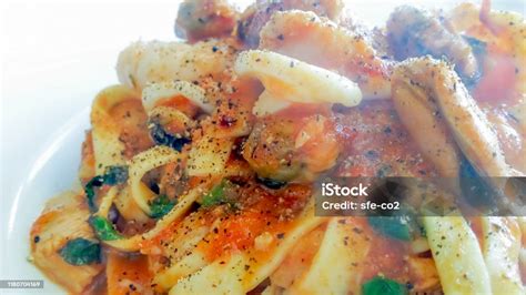 향기로운 토마토 기반 마리나라 소스를 곁들인 전통적으로 준비된 해산물 페투치네 0명에 대한 스톡 사진 및 기타 이미지 0명 가리비 갑각류 Istock