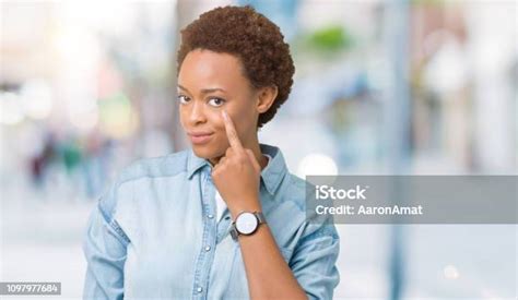 격리를 통해 아름 다운 젊은 아프리카계 미국인 여자 패 니 얼 배경 제스쳐 보고 눈을 의심 스러운 식 가리키기에 대한 스톡 사진 및 기타 이미지 Istock