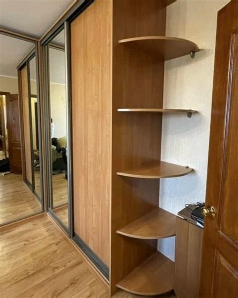 Продаётся угловой шкаф купе с тумбой Шкаф имеет три створки с двумя зеркалами и оснащён