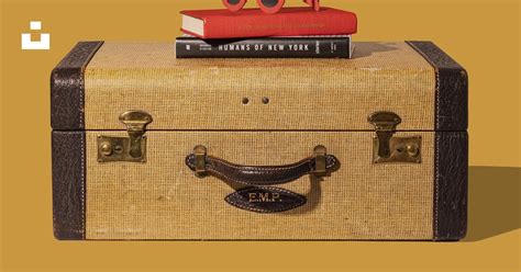 빨간색과 노란색 플라스틱 장난감이 있는 갈색과 검은색 여행 가방 사진 Unsplash의 무료 갈색 이미지