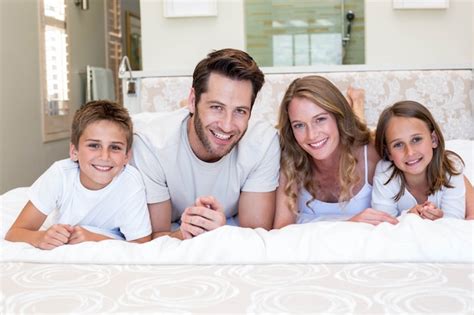 Fam Lia Feliz Sorrindo Para A C Mera Foto Premium