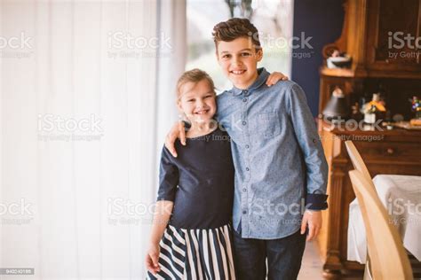 소년과 소녀는 재미를 많이 하면서 부엌 책상에 쿠키를 굽고 2명에 대한 스톡 사진 및 기타 이미지 2명 가정 주방 가정의 방 Istock