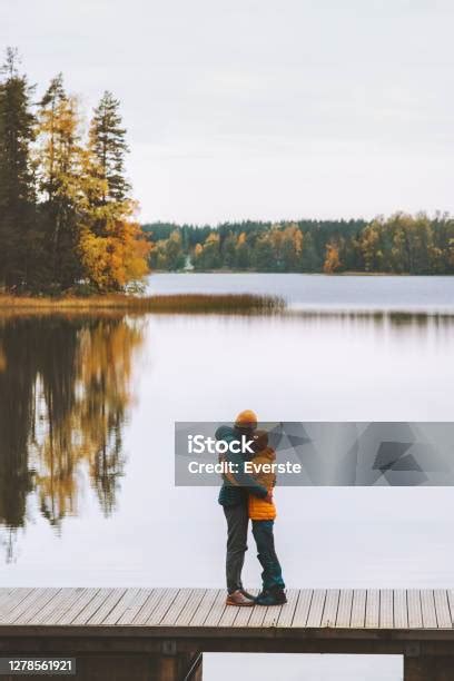 핀란드 호수와 가을 시즌 숲 풍경에서 부두 야외 여행에 사랑 가족 라이프 스타일 로맨틱 데이트 관계 남자와 여자에 포옹 커플 2명에 대한 스톡 사진 및 기타 이미지 Istock