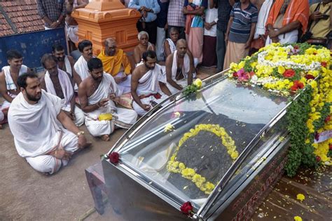 Сите се собрале ЗА ПОГРЕБ ЗА КРОКОДИЛ им го чувал ХРАМОТ 80 ГОДИНИ