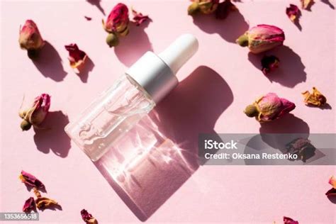 투명 젤 액체와 천연 장미가 분홍색 배경에 그림자를 드리우는 유리 드롭퍼 병 유기농 화장품 측면 보기입니다 0명에 대한 스톡 사진 및 기타 이미지 Istock