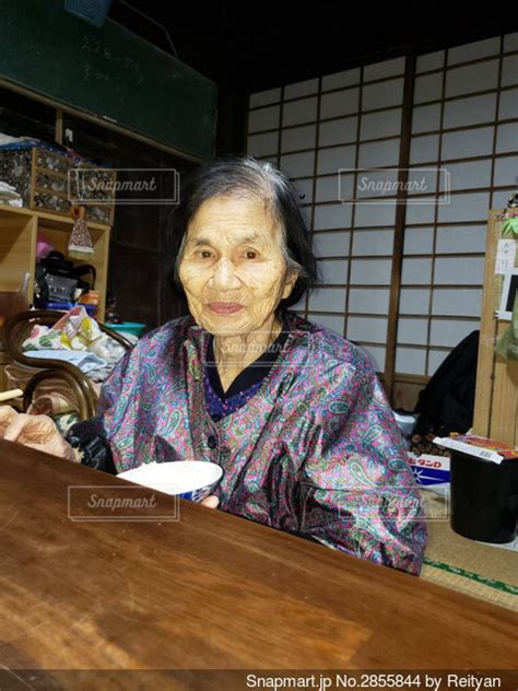 テーブルに座っている女性の写真・画像素材 2855844 Snapmart（スナップマート）