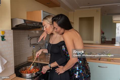 레즈비언 커플은 함께 맛있는 저녁 식사를 준비하고 만들고있다 데이트에 대한 스톡 사진 및 기타 이미지 데이트 유대교 노인 Istock