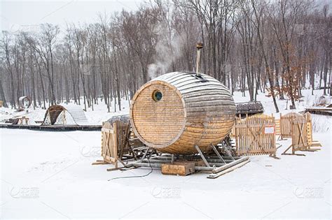雪中不寻常的木制桑拿下雪的冬天的一天