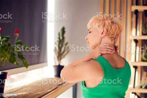 목과 어깨 통증과 부상 뒷 전망 가까운 짧은 머리를 가진 여자 고통 받는 근육에 여성의 손 건강 관리 및 의료 개념 갈색 머리에