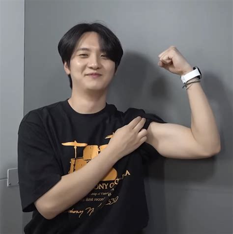 이지 on Twitter 포이 찍는 광일이 근데 중간에 근육 곰 뭐죠