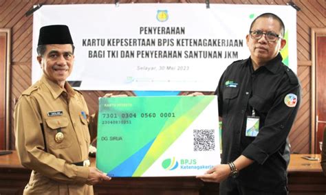 Bpjs Tk Serahkan Kartu Kepesertaan Tenaga Kerja Informal Ujung Jari