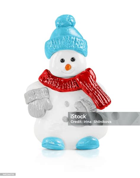 빨간색 스카프와 파란색 모자를 쓴 쾌활한 눈사람 하나가 흰색 배경에 강조 표시됩니다 0명에 대한 스톡 사진 및 기타 이미지 0명 12월 겨울 Istock