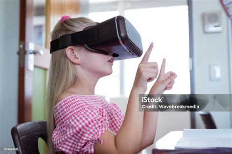Vr 헤드셋을 착용하고 교실에 책상에 앉아 백인 여학생 가상현실에 대한 스톡 사진 및 기타 이미지 가상현실 가상현실 시뮬레이터 고등학교 Istock