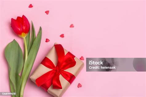 발렌타인 데이를 맞아 분홍색 배경에 빨간 리본 꽃 종이 하트가 있는 공예 선물 상자 어머니의 날 밸런타인데이에 대한 스톡 사진 및 기타 이미지 Istock